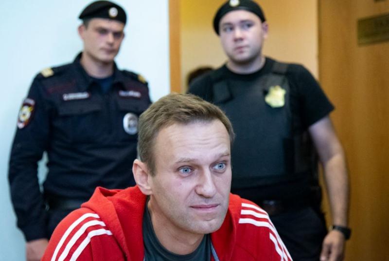 Навални страда от неизвестно заболяване и може би е бил отровен